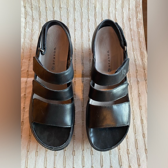 Aravon | Shoes | Aravon Sandal Leather Low Heel Strappy Size 8 | Poshmark